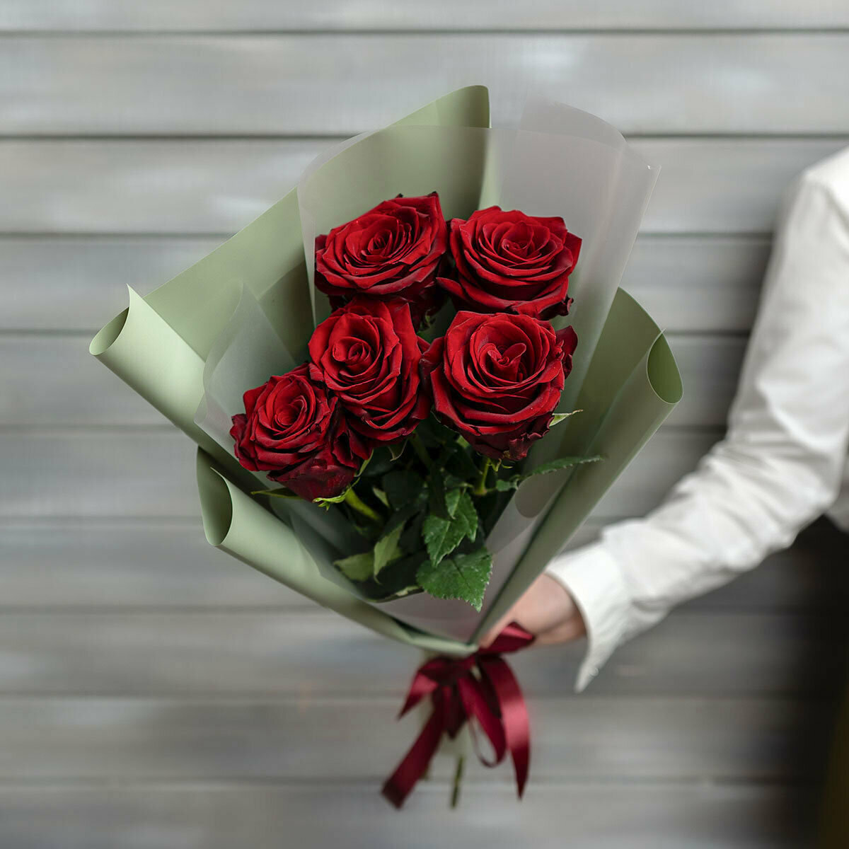 Букет живых цветов из 5 красных роз в упаковке Эквадор 60 см
