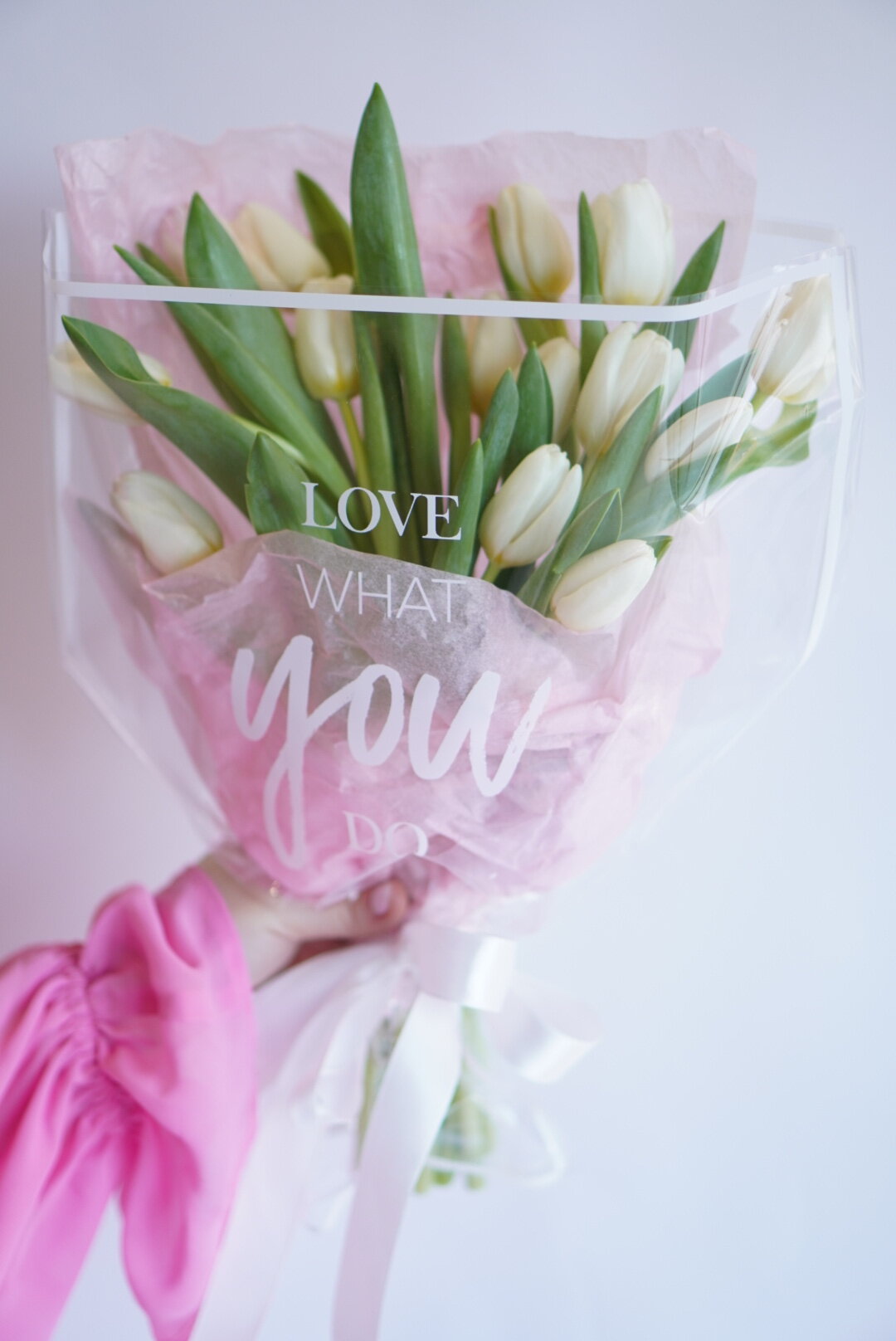 Монобукет с белыми премиальными тюльпанами в дизайнерской упаковке