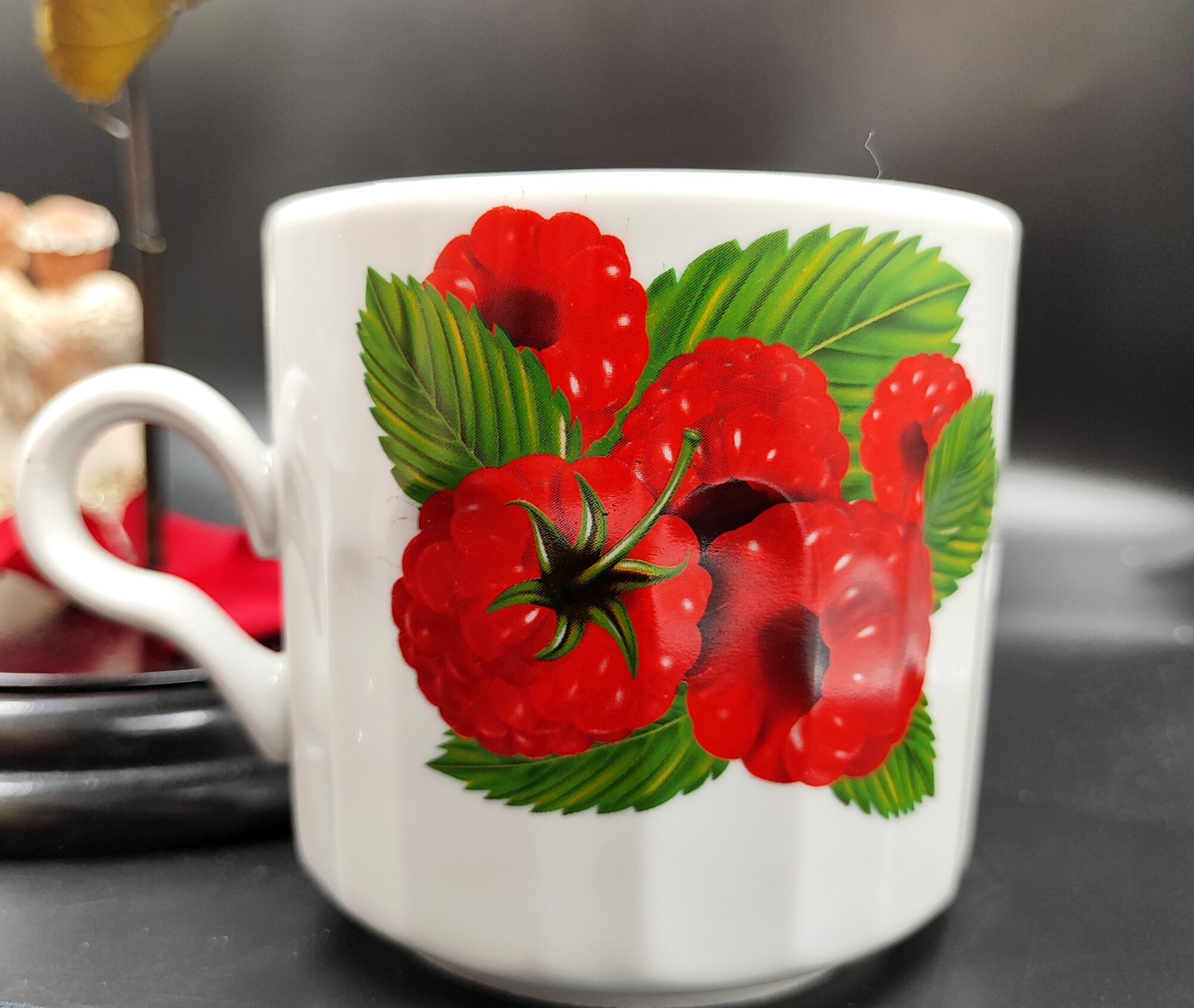 Кружка фарфоровая для чая и кофе 500 мл "Малинка"