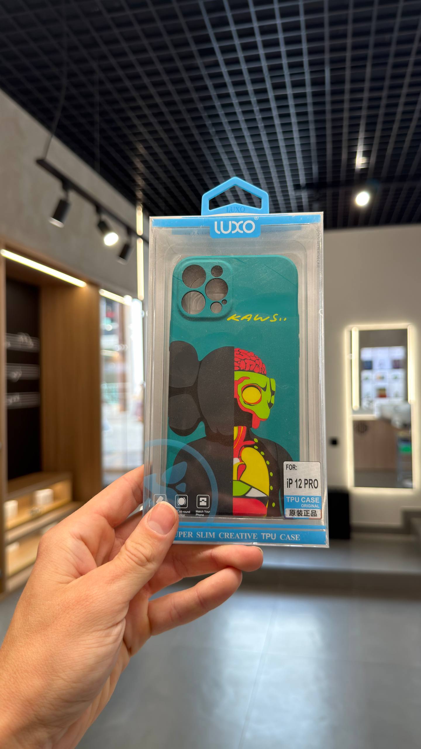 Светящийся чехол на iPhone 12 Pro с рисунком KAWS
