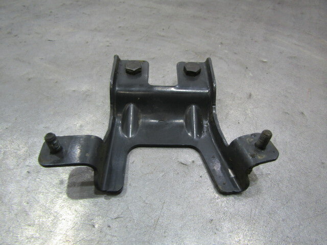 Кронштейн трубопровода охлаждающей жидкости КПП Scania 6-series