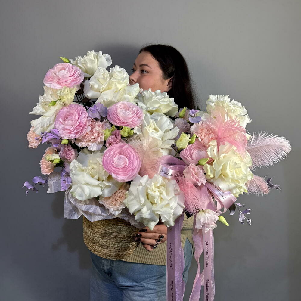 Букет Madam Polina "Роскошь в корзине", ранункулюсы, розы, гвоздики, эустомы