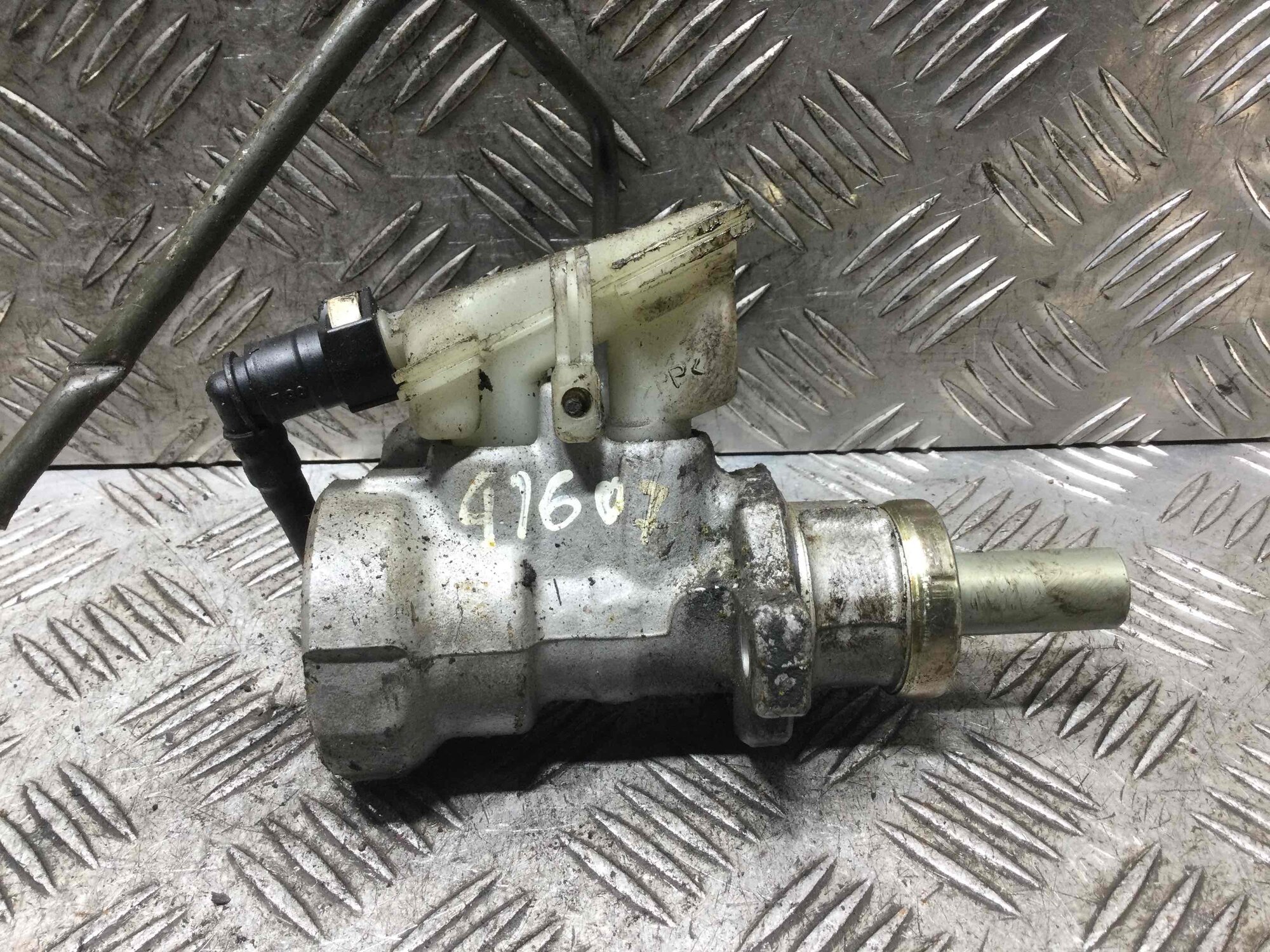 Б/У Цилиндр тормозной главный Ford Focus 1 поколение [рестайлинг] (2001-2005) 2003 г.