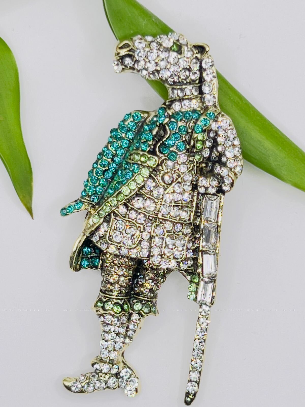 Брошь, стразы