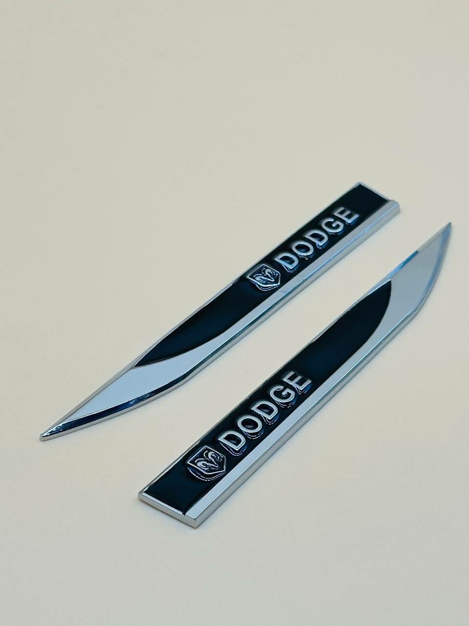 Шильдики Dodge на автомобиль на крылья 2шт