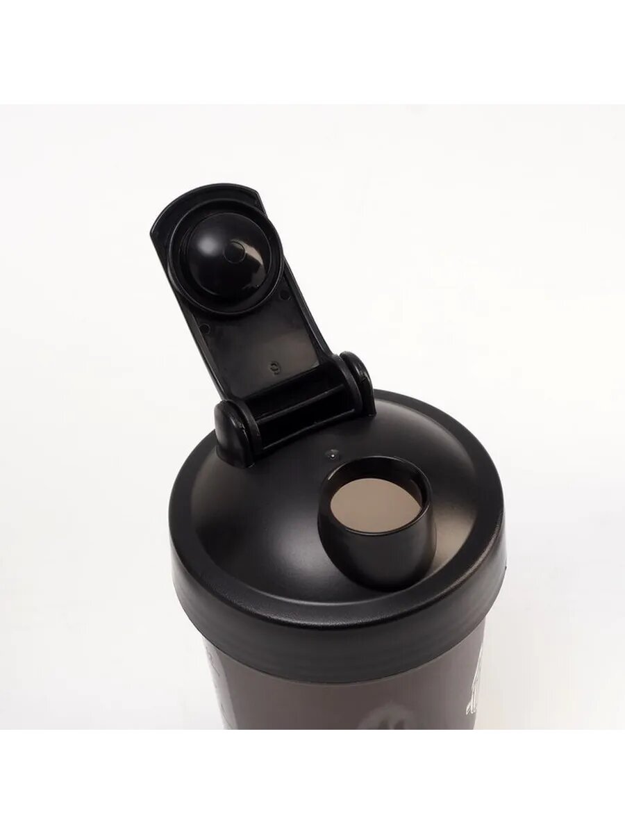 Стильный черный шейкер для коктейлей и протеинов