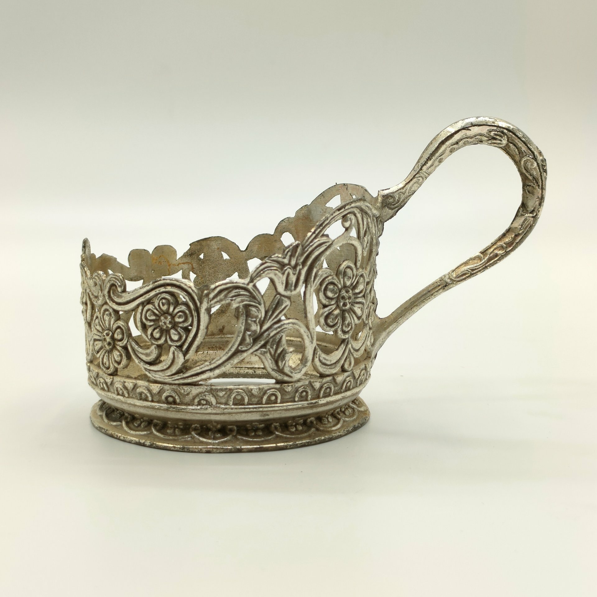 Подстаканник с прорезным цветочным декором на тулове, металл, серебрение, СССР