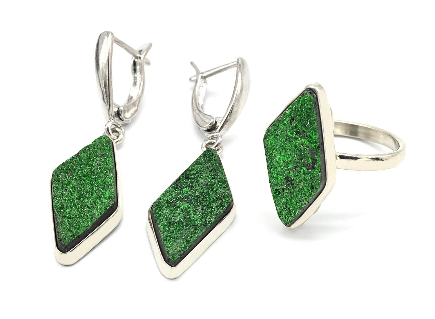 Комплект бижутерии: кольцо, серьги, гранат