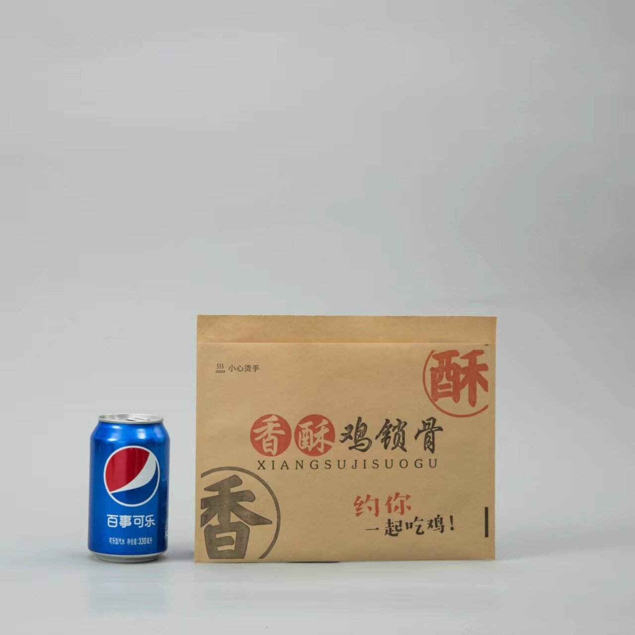 В наличии хрустящие куриные наггетсы в бумажном пакете, жареное куриное мясо с булочкой, готовый к употреблению закуска, маслостойкий пакет, бумажный пакет для куриных костей