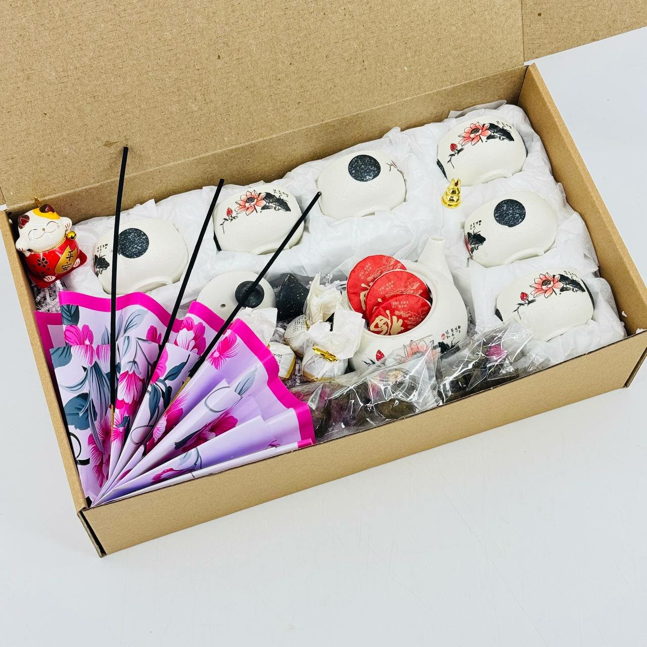 Подарочный набор для чайной церемонии с чаем Пуэр, керамической посудой с держателем благовоний и сувениром Манеки Неко