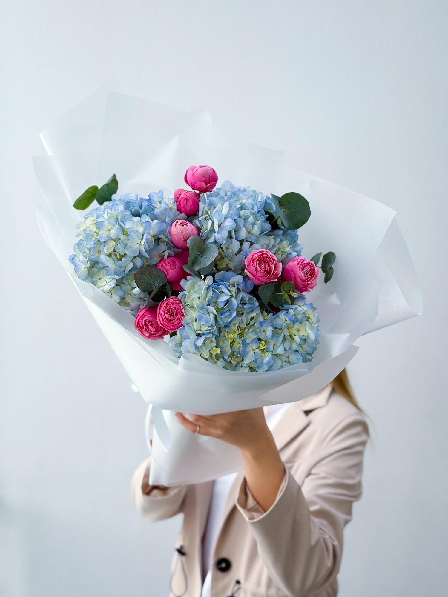 Нежный букет голубая гортензия и розовая пионовидная кустовая роза