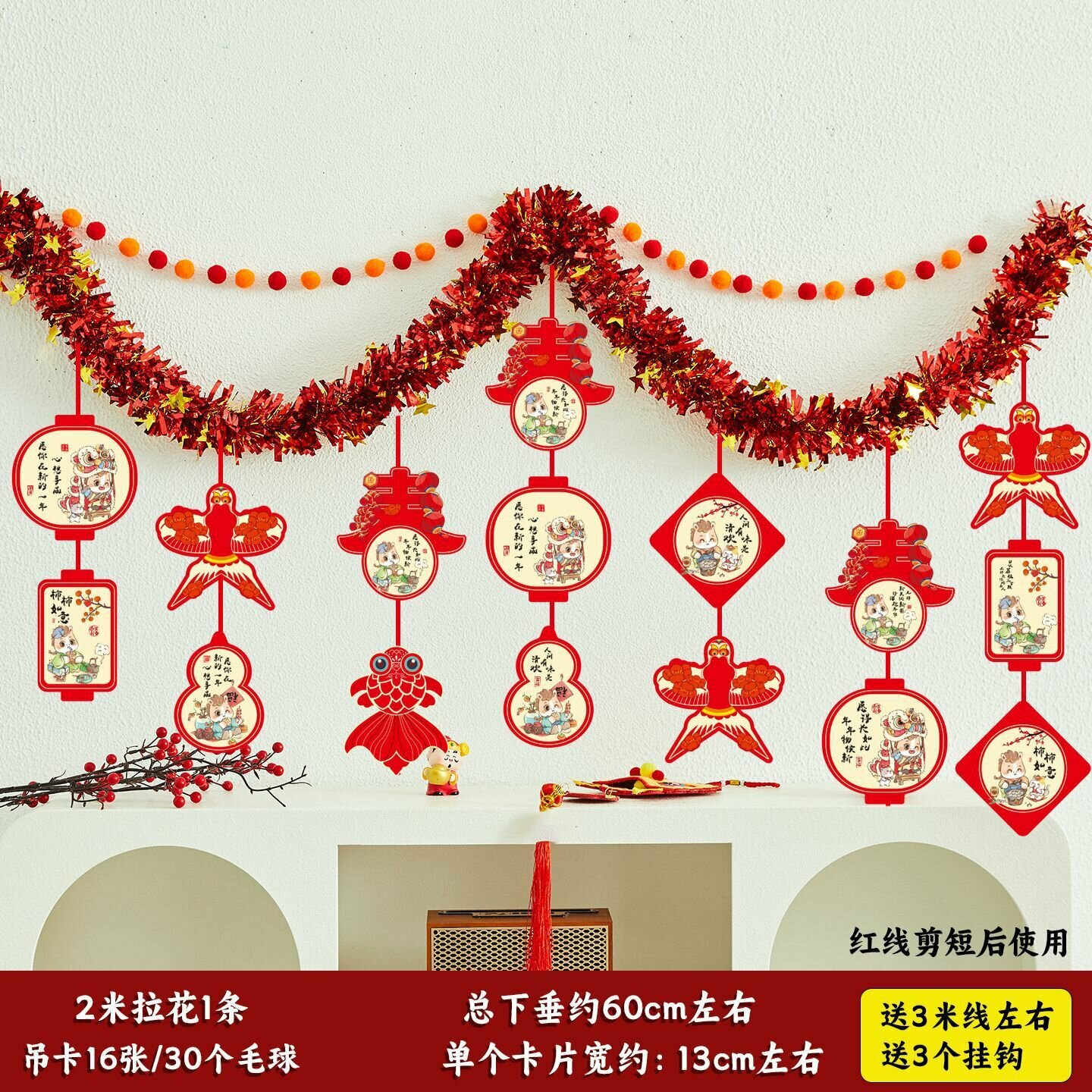 Новогодние украшения 2026 года, декоративные композиции, подвесные фонарики в стиле Года Лошади, новогодние декоративные подвески для витрин магазинов и торговых центров.