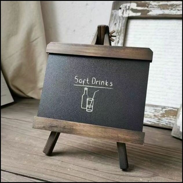 Доска объявлений, небольшая доска, барная стойка, украшение кафе.