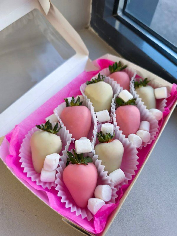 Подарочный набор Sweet Berry «Клубничное облако» , клубника в шоколаде, 200 г