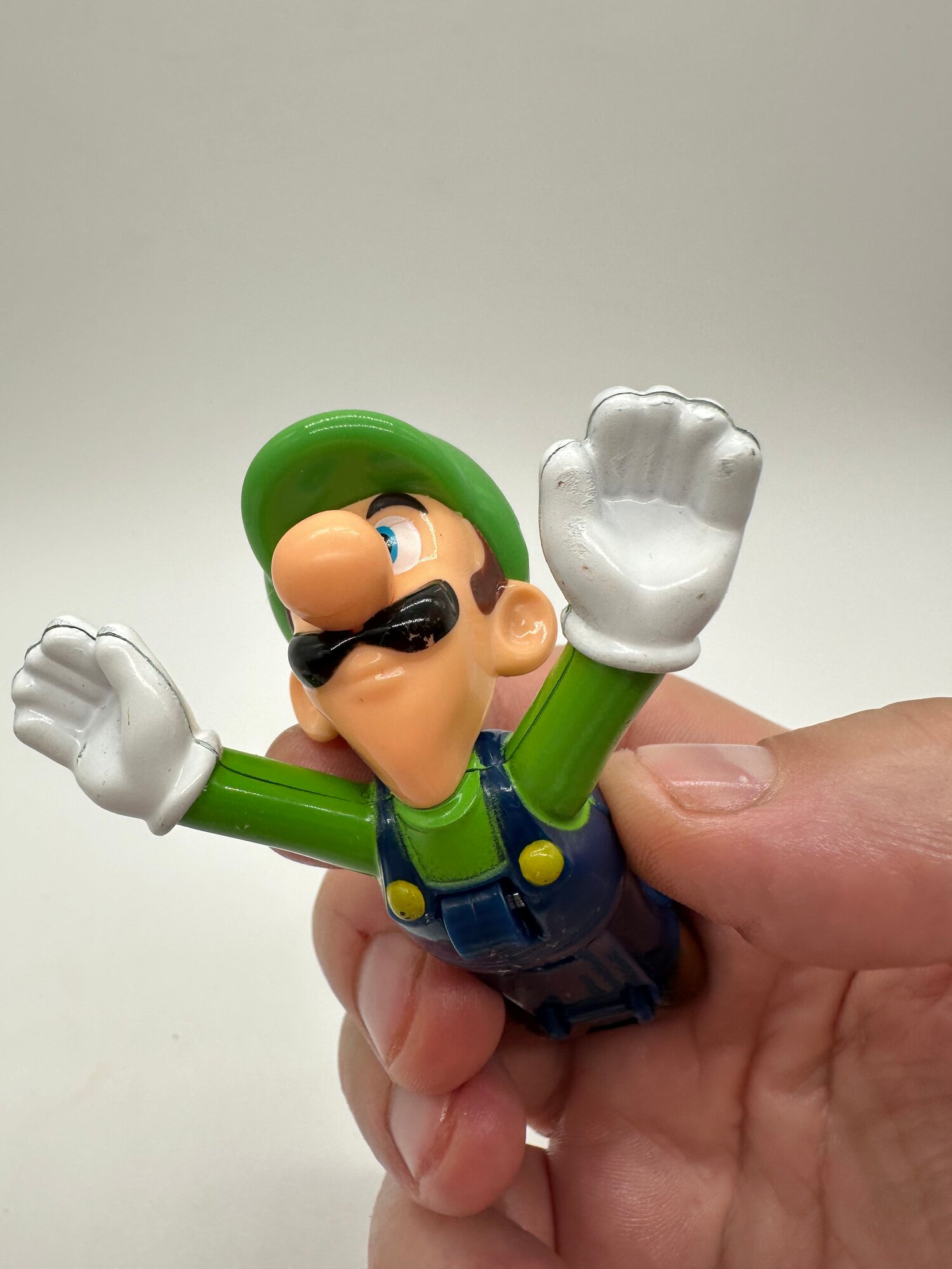 Игрушка Супер марио Луиджи винтаж из макдональдса коллекционный 2000 годы