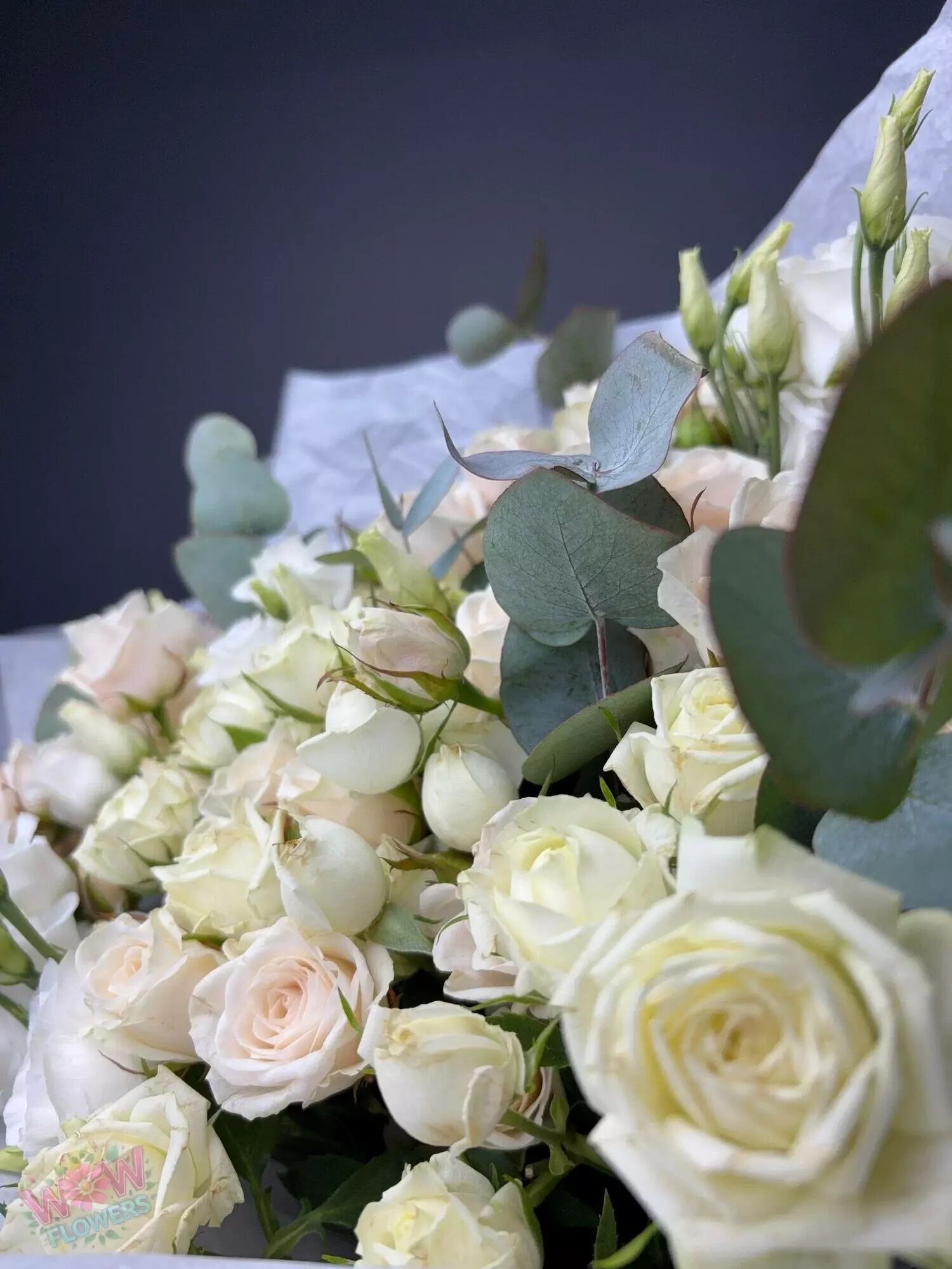 Облако Нежности: розы, эустома, эвкалипт – купить белый букет с доставкой