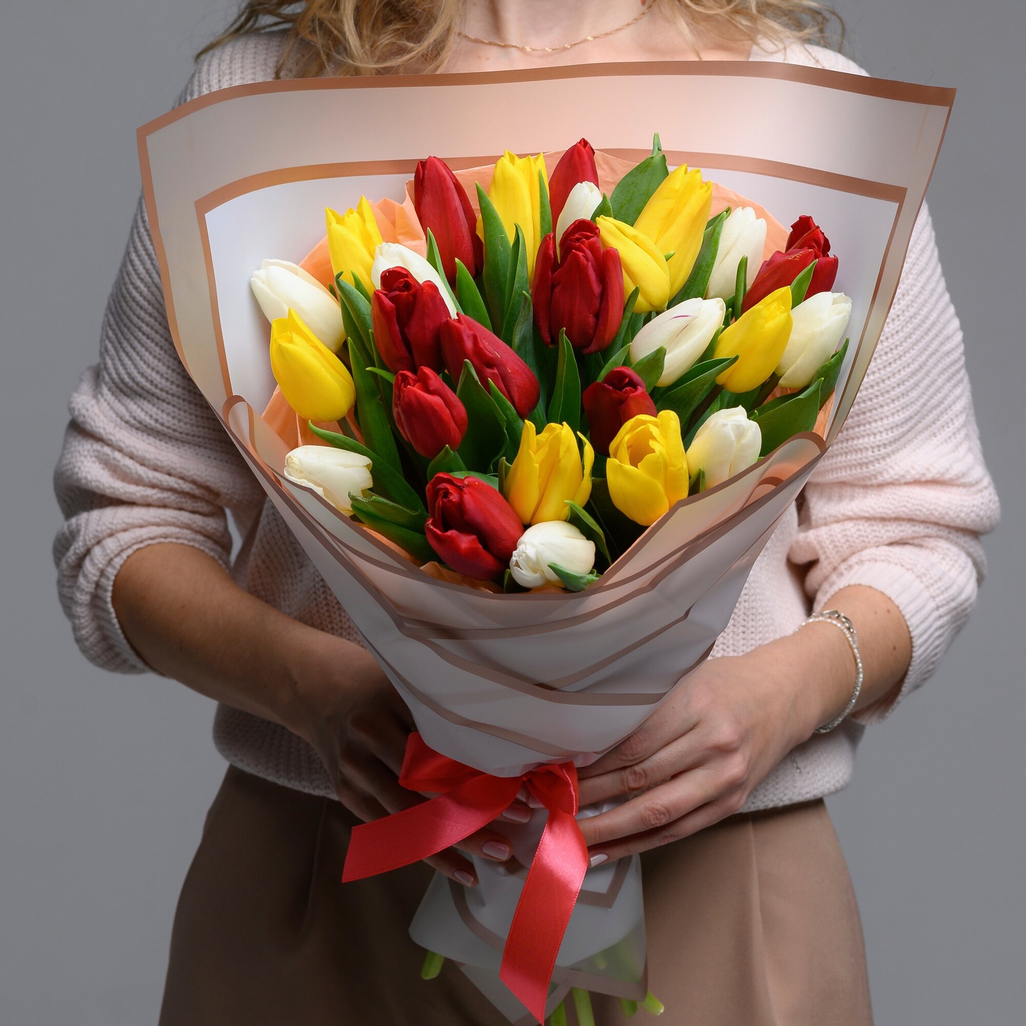 Букет из 25 тюльпана микс, идеальный подарок для любимой девушки