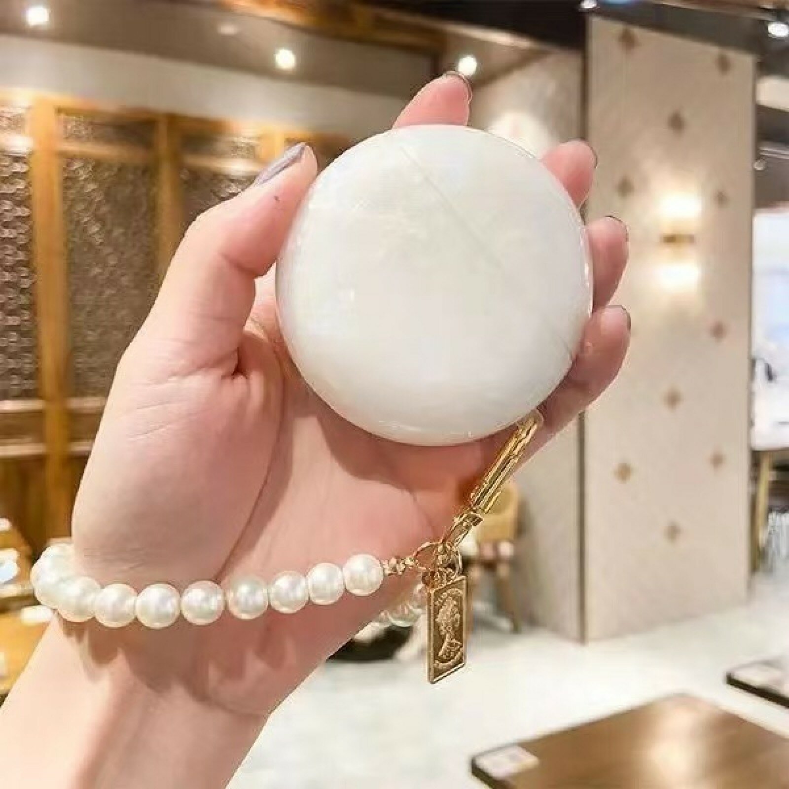 Чехол для наушников MyPads Huawei Freebuds 4i белый с жемчужной цепочкой из силикона