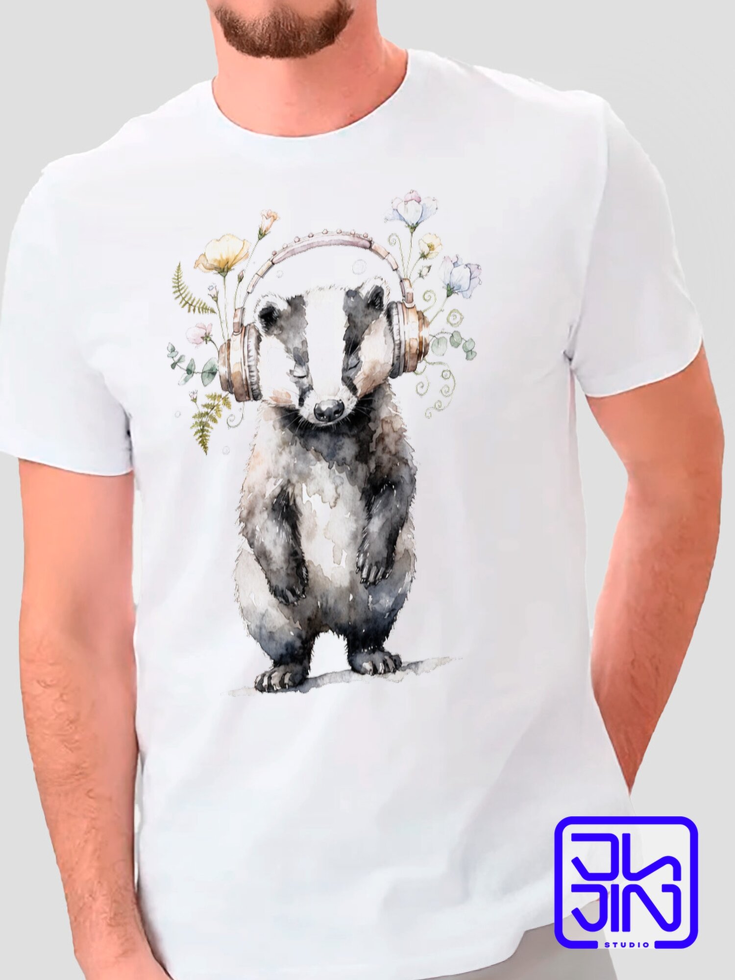 Футболка классическая мужская с авторским принтом Барсук в наушниках — креативное черно-белое графитовое музыкальное изображение, белый хлопковый трикотаж с прикольным рисунком на груди
