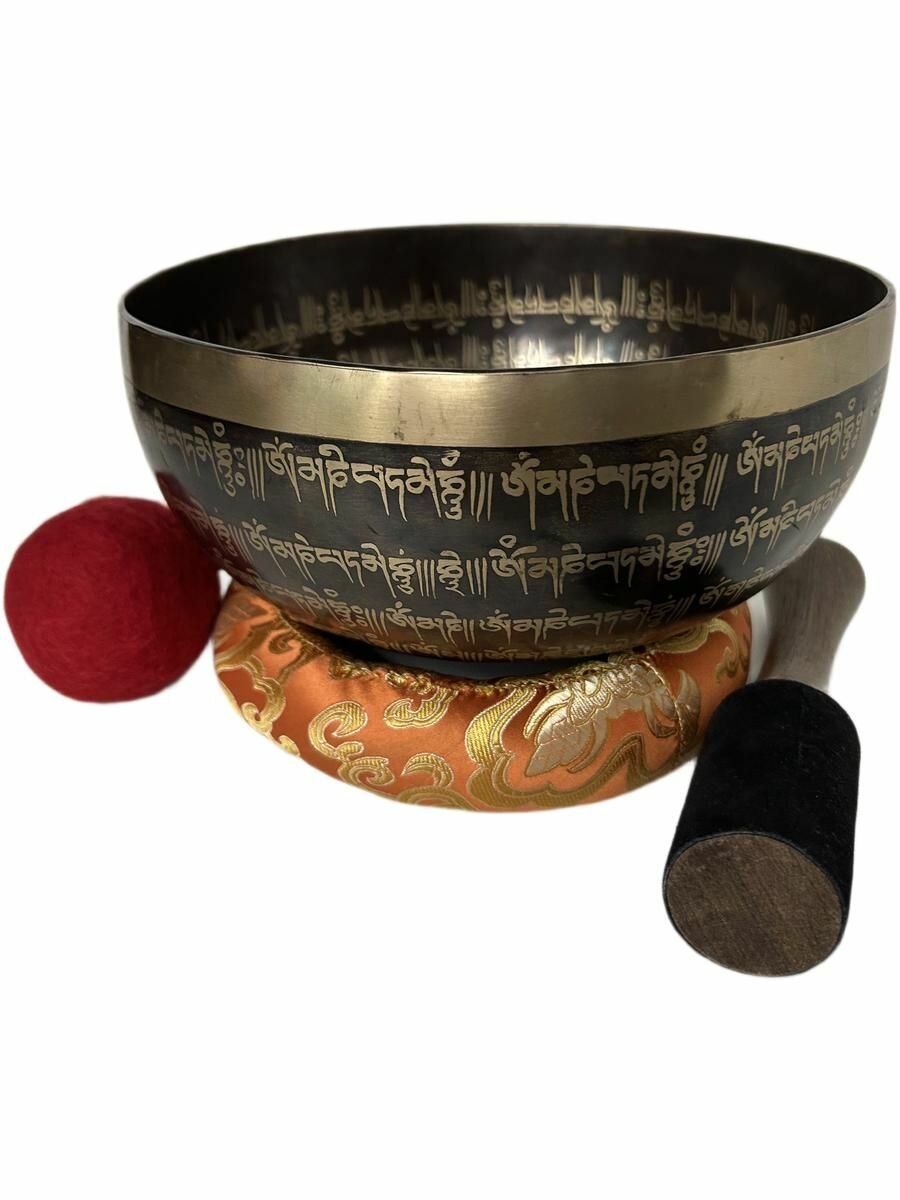 Тибетская поющая чаша тёмная с буддийскими символами (кованая): диаметр 23.3 см, нота До, 134 Гц, частота вибрации: 309 Гц, в комплекте со стиком и подушечкой