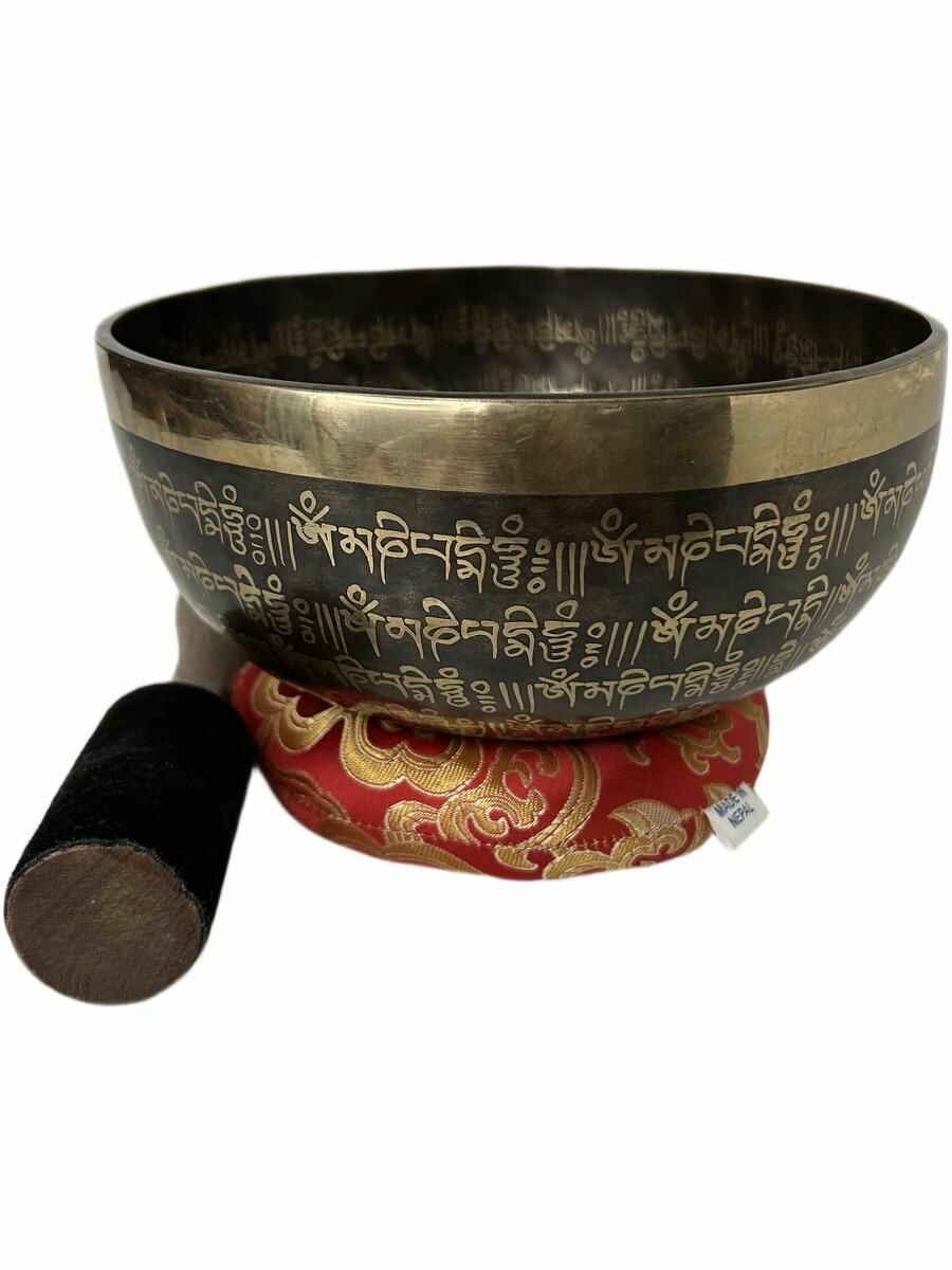Тибетская поющая чаша тёмная с буддийскими символами (кованая): диаметр 20.9 см, нота Фа/Сол , 172 Гц, частота вибрации: 309 Гц, в комплекте со стиком и подушечкой