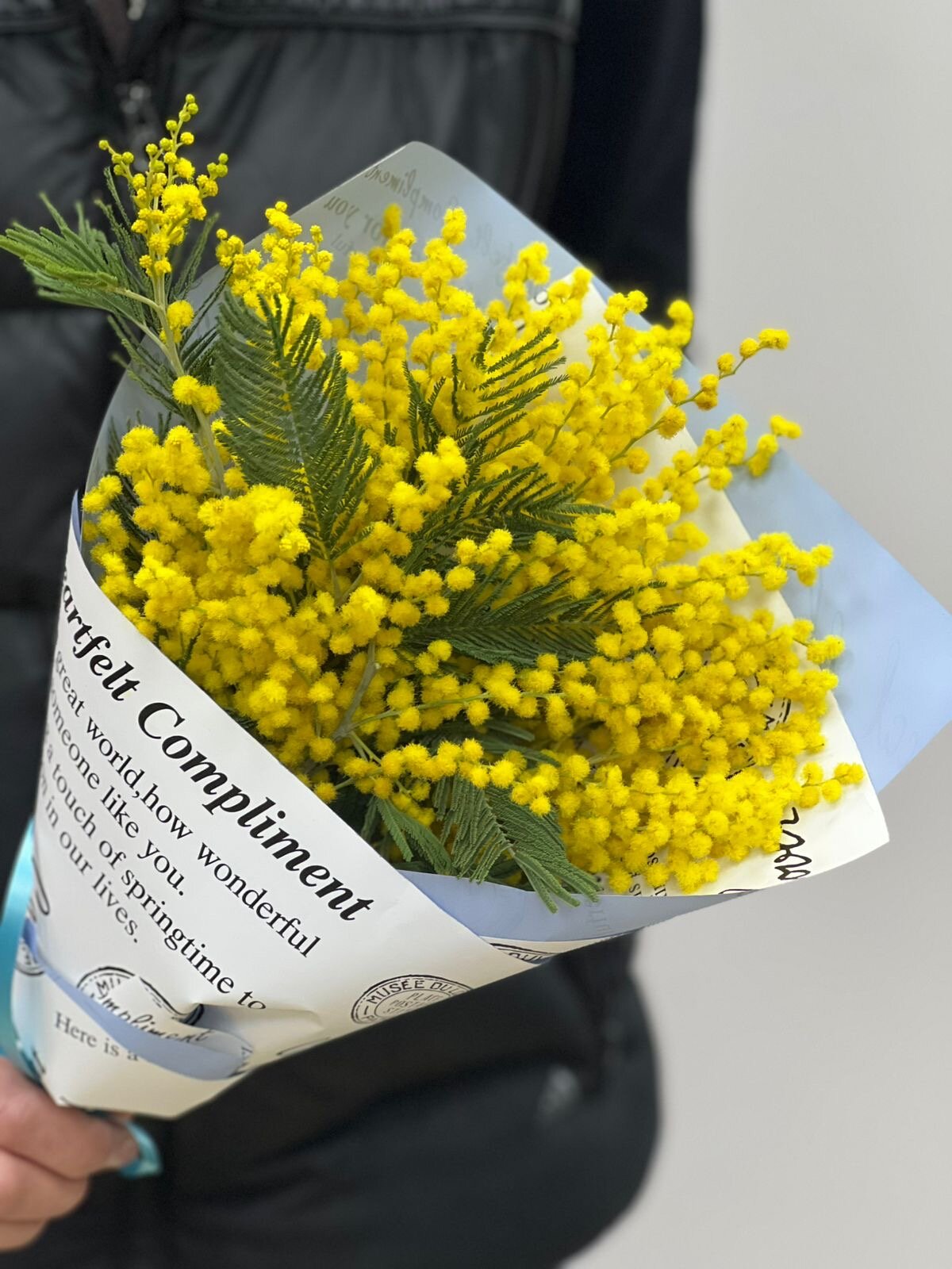 Итальянская пышная мимоза очень ароматная 2-3 ветки в букете в зависимости от размера . Стойкая .