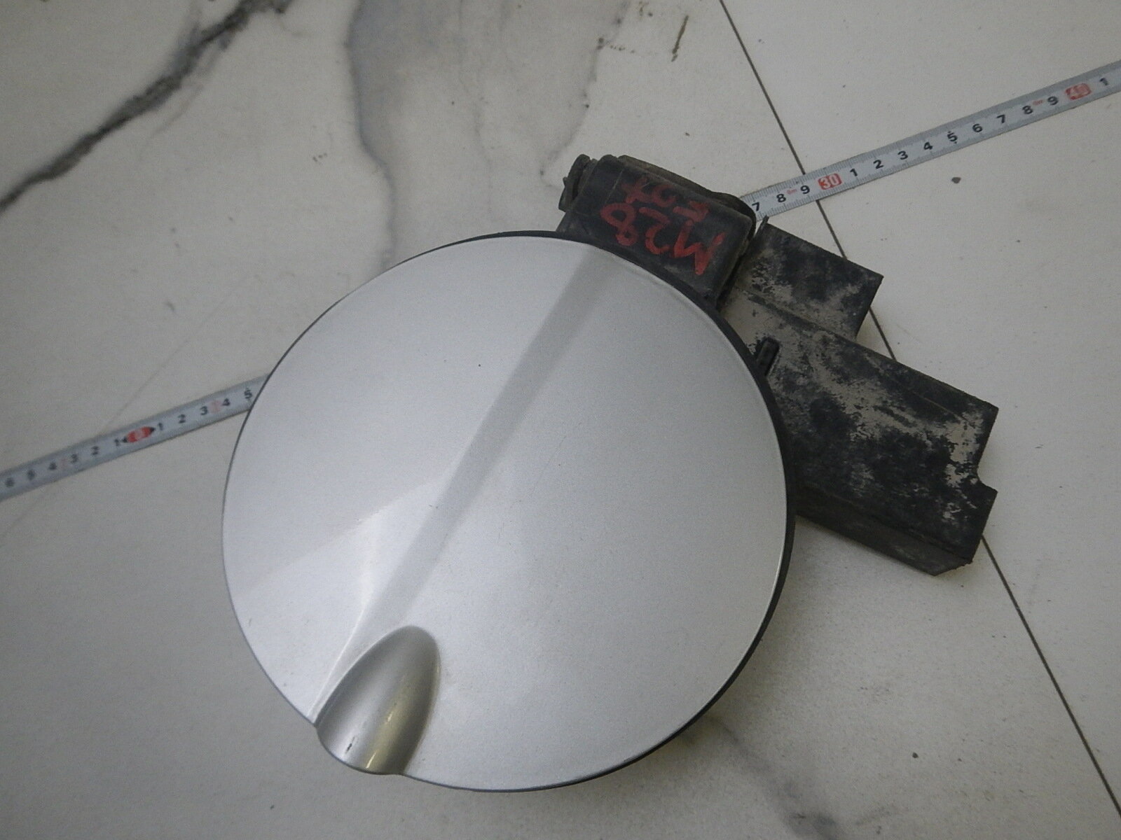 Б/У Лючок бензобака, Ford (Форд)-FOCUS 2 (05-08) FORD FOCUS 2 (05-08) Сломано крепление, отколот кусок. 642562 FORD арт....