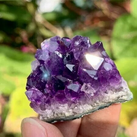 Натуральный Аметист. Потрясающе красивый и магический аметистовый кластер, его можно использовать как для поделок, Создавая амулет, оберег, талисман или украшение.10-20 грамм