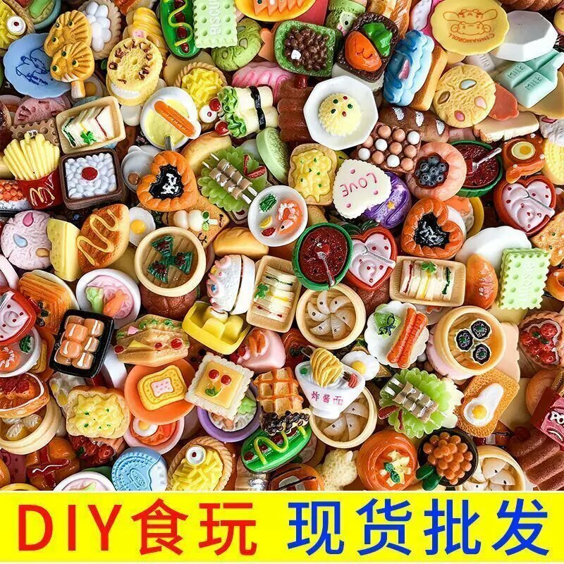 Детские игрушки: миниатюрные модели еды, имитация продуктов, маленькие бутылочки с напитками, модели закусок из