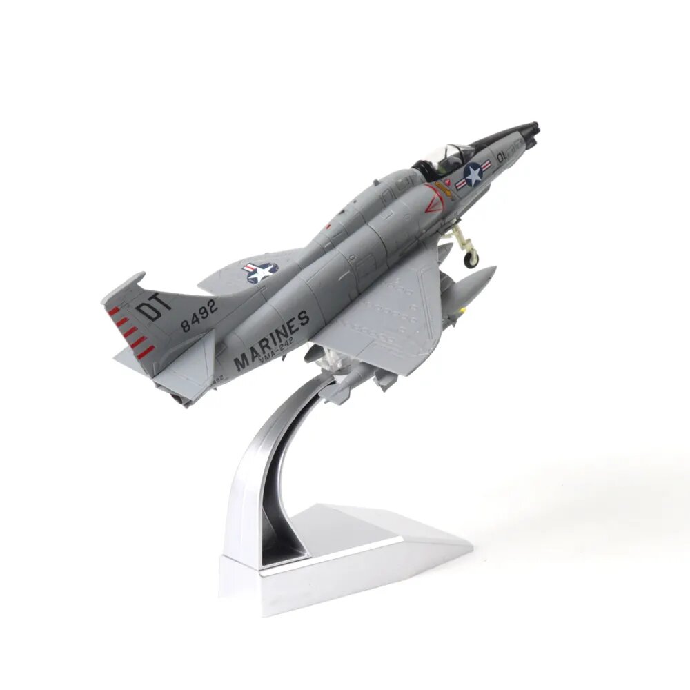 Модель штурмовика A-4 Skyhawk 1:72, литой металлический самолёт ВВС США, готовая военная модель с подставкой, эскадрилья морской пехоты VMA-242 (1st MAW), коллекция или подарок для взрослых