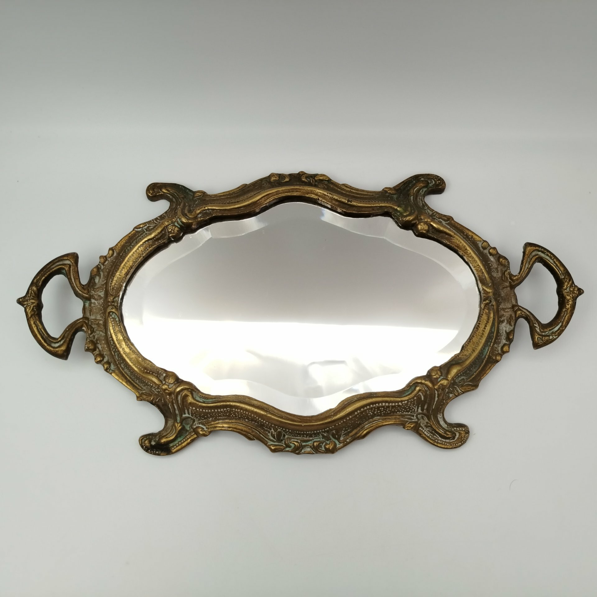 Зеркало настенное, выполненное в стиле барокко, металл, крашение