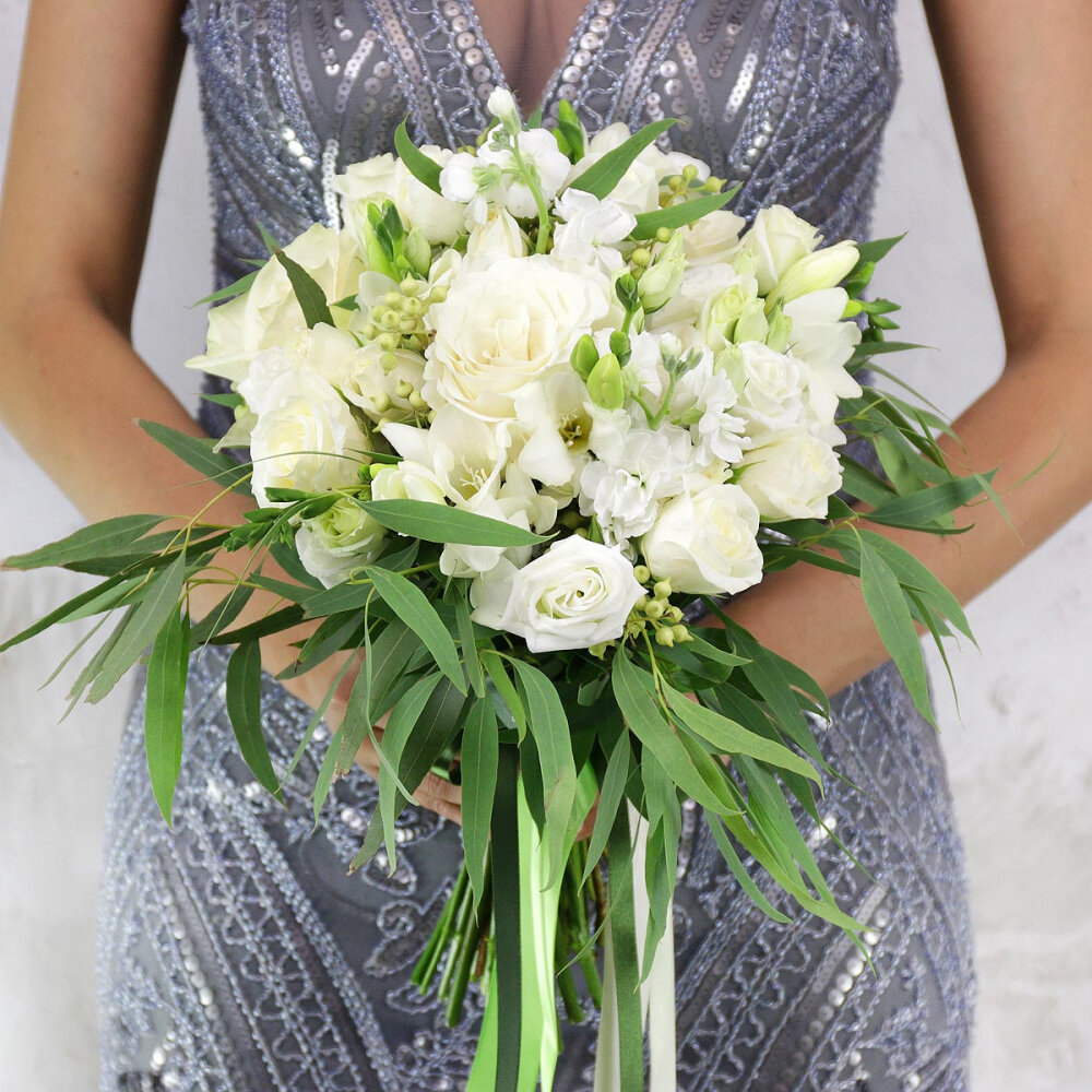 Букет живых цветов Букет Маркет, розы, фрезия, эустома, маттиола, ветви эвкалипта, 33 см