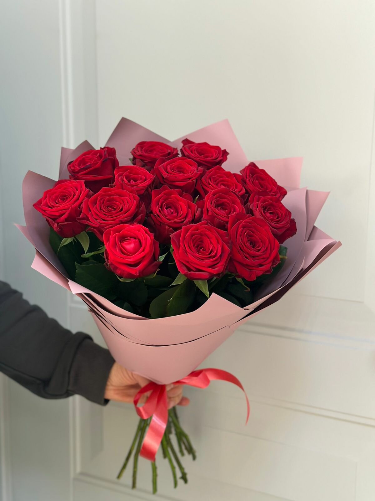 Букет Liana Flowers "Пылающее Сердце", круглый, на стеблях, 15 роз