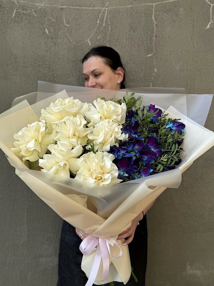 Букет пионовидных французских роз Мондиал и орхидей дендробиум на удлинителях