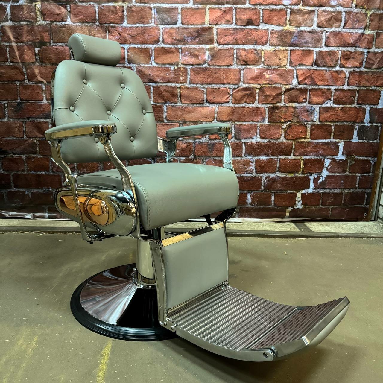 Кресло для барбершопа Пабло Grey, современный дизайн, серый цвет