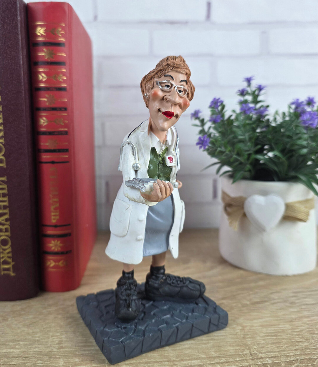 Фигурка врач терапевт 17х7х6см полистоун female