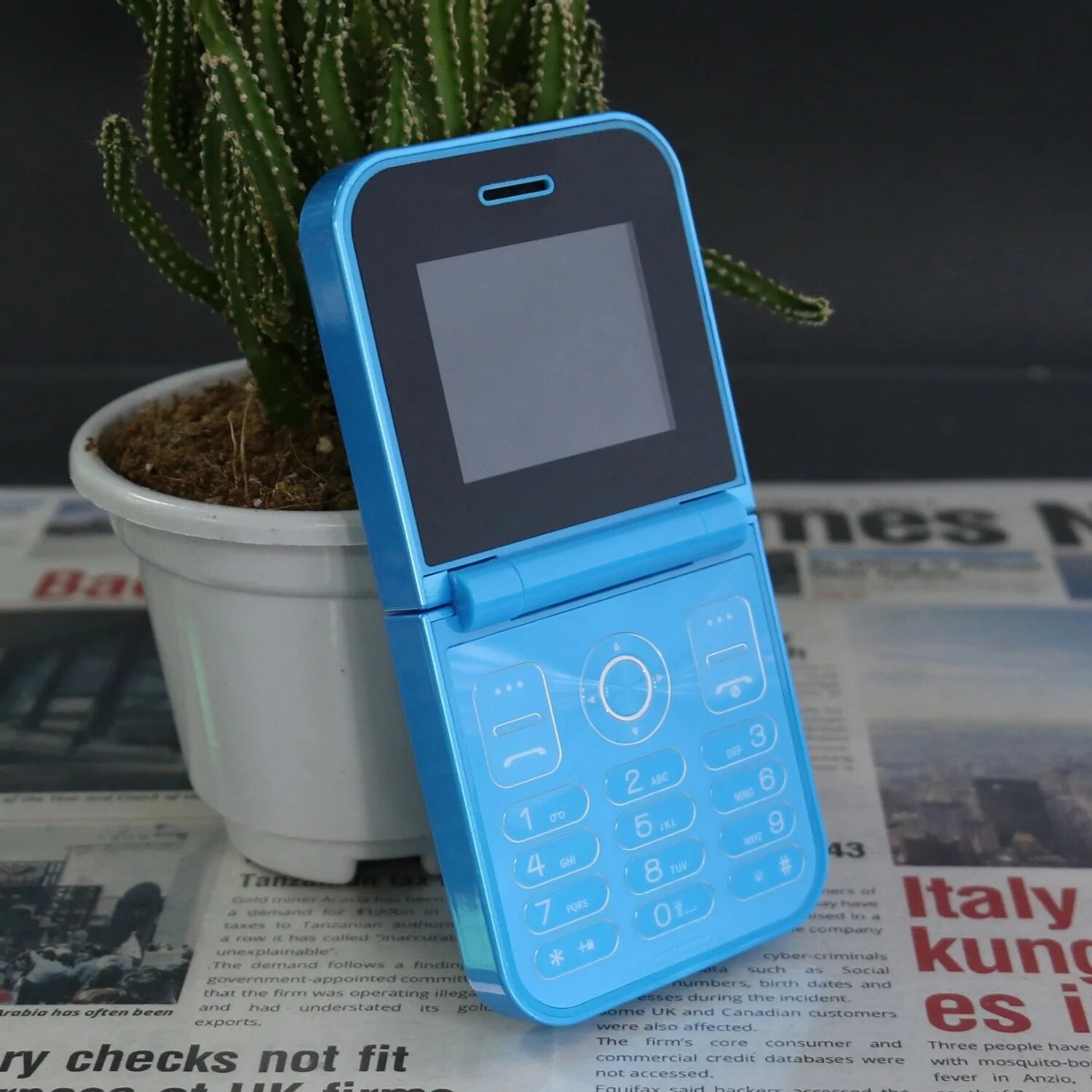 Retro Small Button Flip Phone Clamshell 2.0-inch Screen Slim Speed Dial Blacklist Dual SIM Torch Portable Senior Mobile Low Cost
