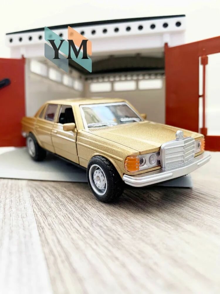 Гараж + Mercedes-Benz W116 (седан, 12 см, метал, инерц, откр. 2-х дверей) - золотой