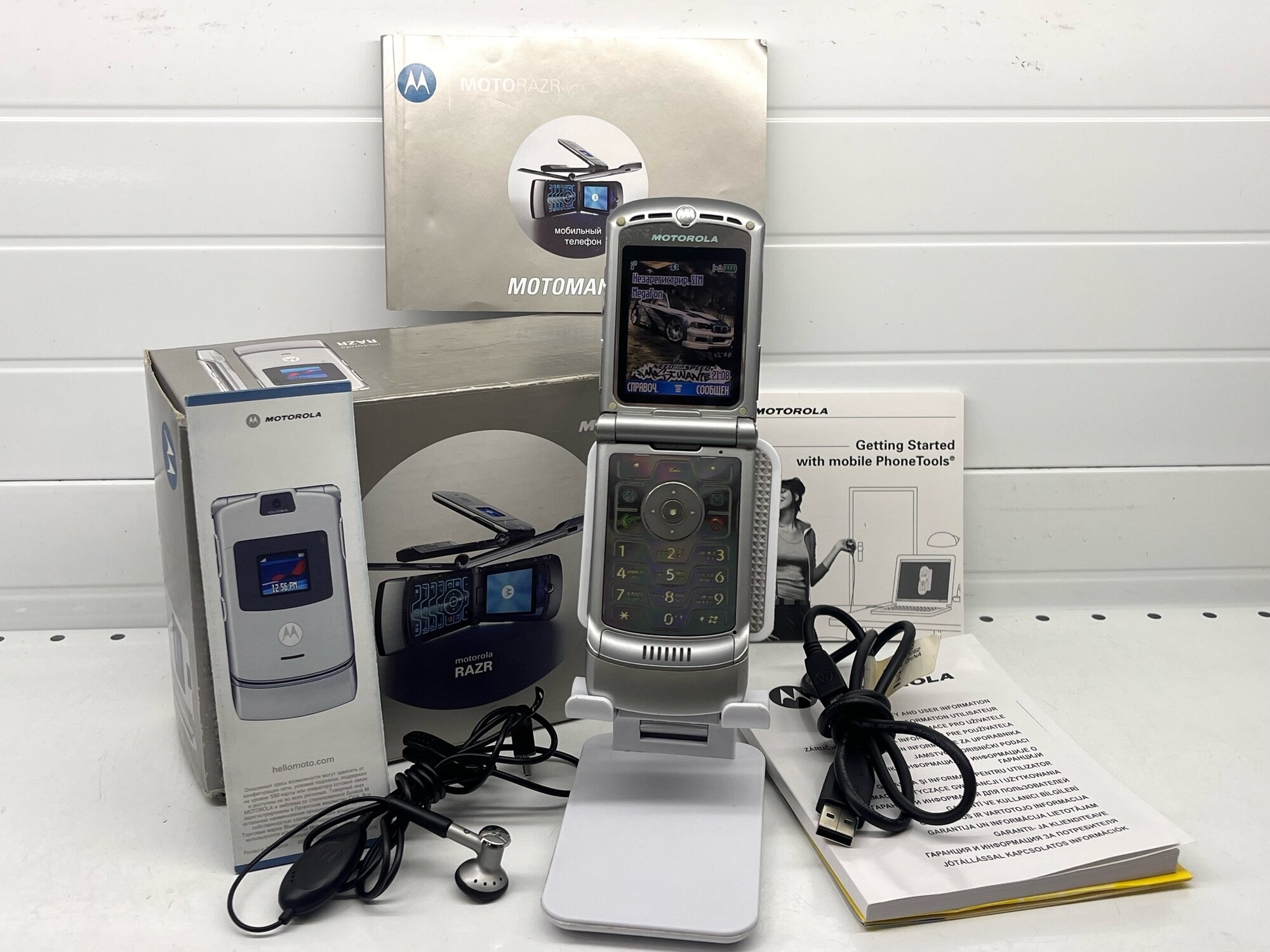 Телефон Motorola RAZR V3, Камера 0.30 МП, Аккумулятор 680 мА⋅ч, SIM-карты 1 (обычная), серебристый