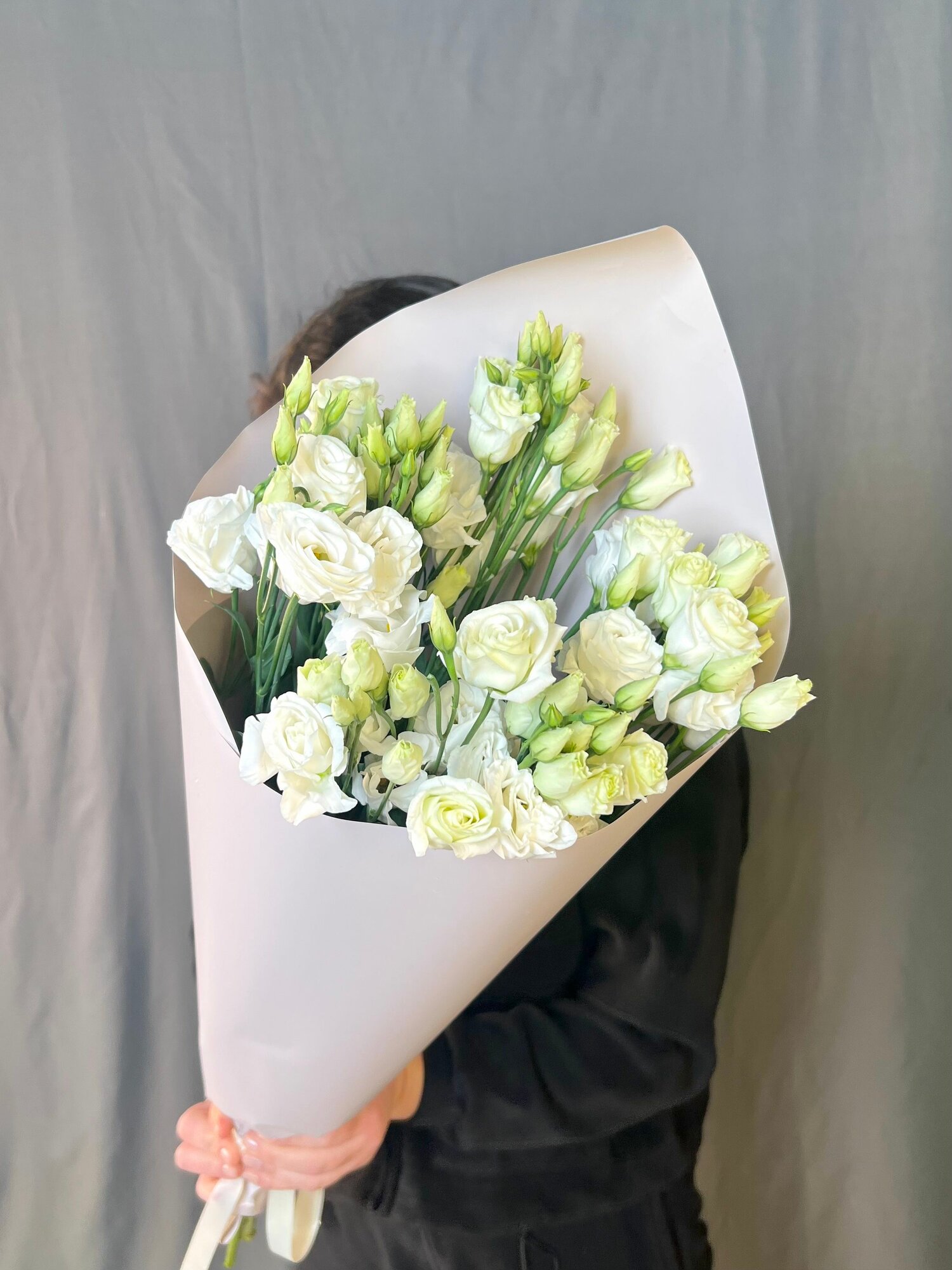 Букет белых эустом стиль и нежность с доставкой по Москве