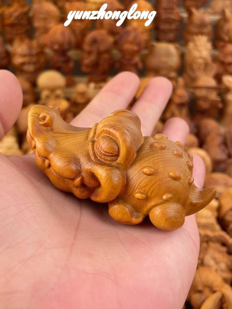 Yunzhonglu Резная скульптура из дерева тайнского кедра в виде крокодила.