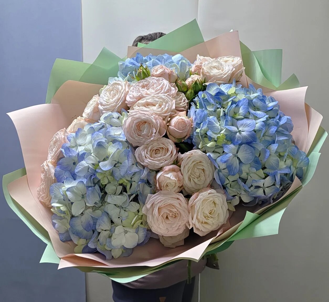 Букет, гортензия и роза кустовая, сборный, разноцветный, для бабушки, женщины, мамы