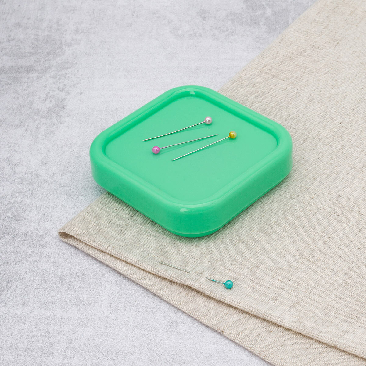 Игольница магнитная квадратная 4AL-139, размер 8,3 х 8,3 х 2см, цвет зеленый