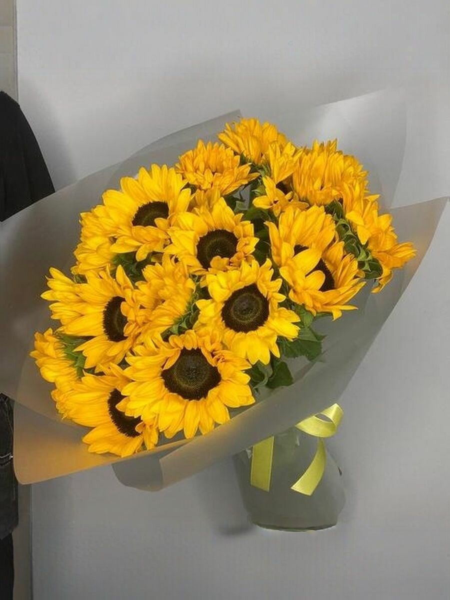 Полевой букет из 19 ярких подсолнухов