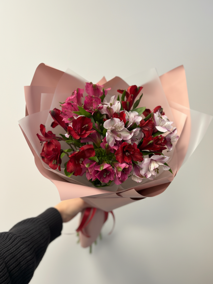 Букет из 7 альстромерий микс в упаковке, монобукет, 50 см | Турбофлора