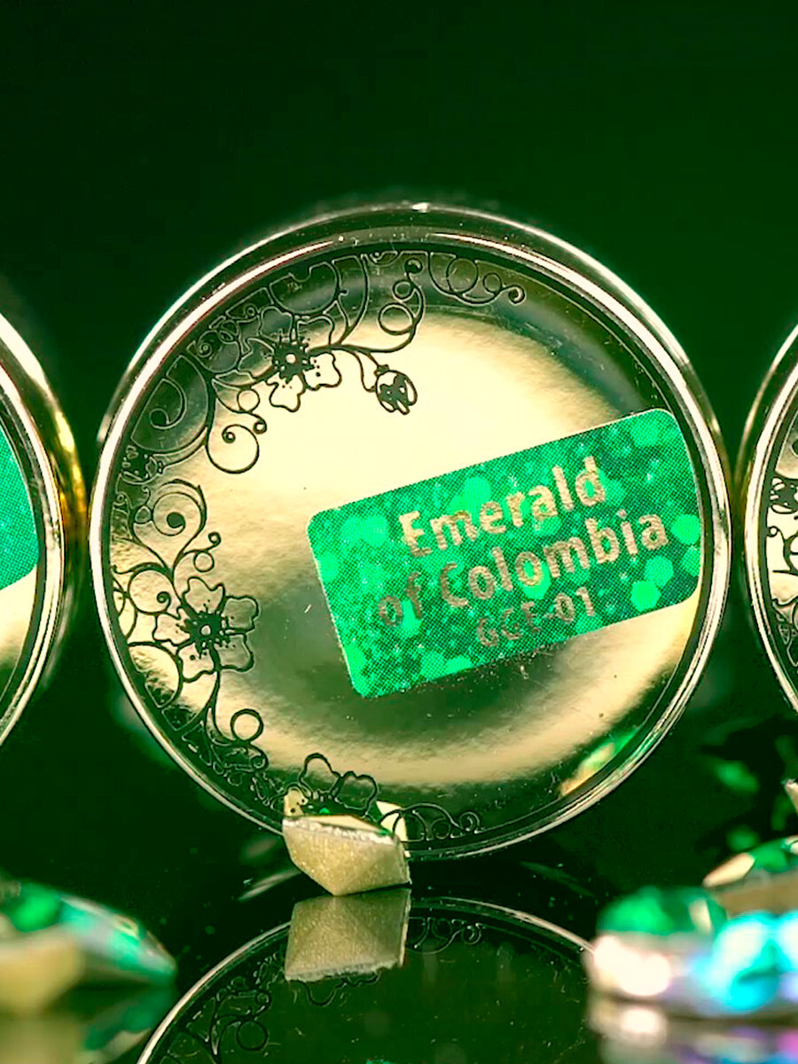 Гель-краска Nail Club с блёстками GGE-01 Emerald of Colombia