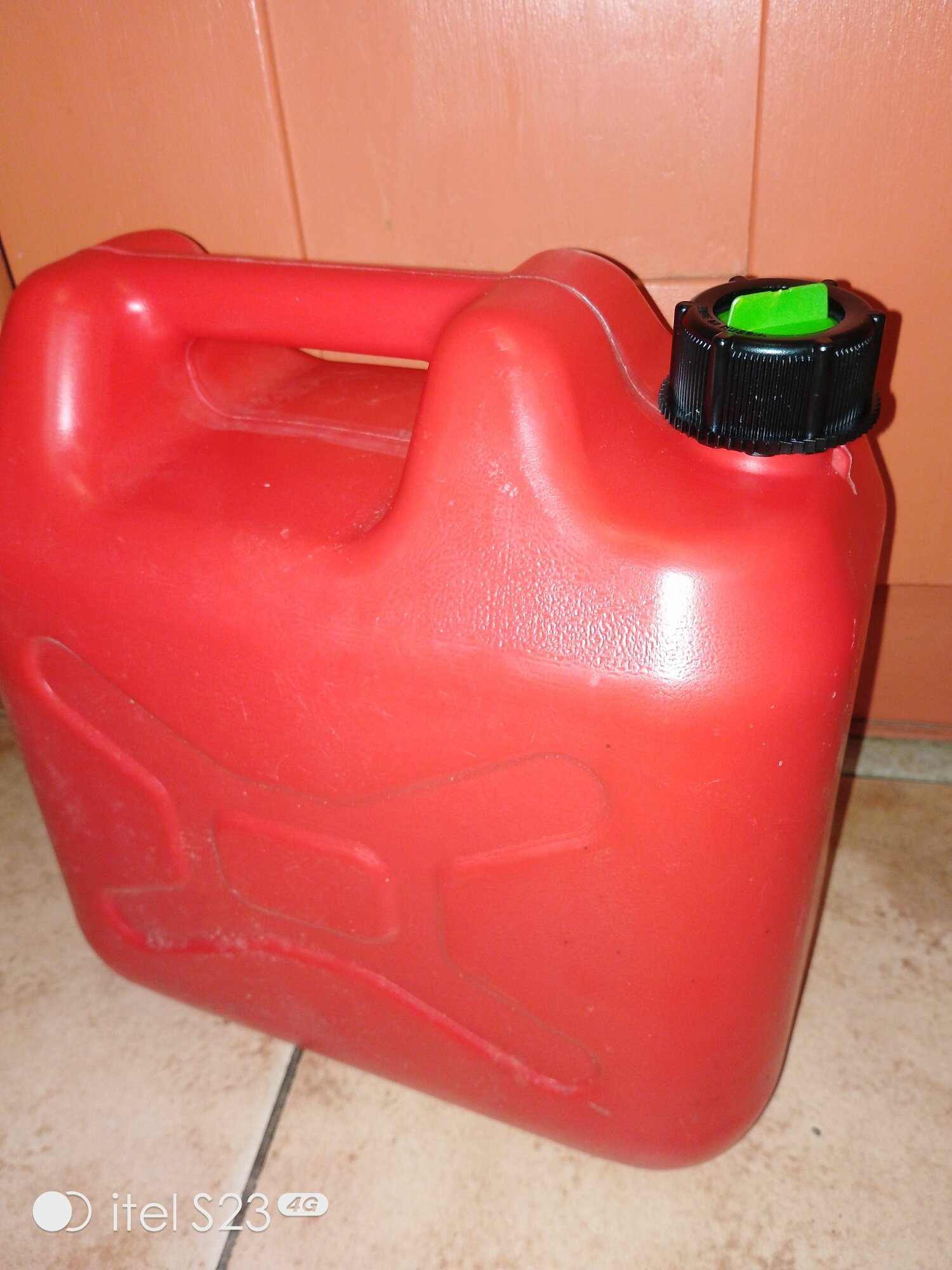 Крышка для бензиновой канистры с наружным диаметром горловины канистры (вместе с резьбой) 44-45мм