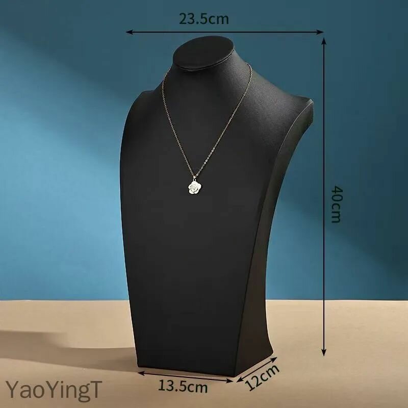 Эксклюзивный манекен для демонстрации ювелирных ожерелий на витрине, выполненный из черной кожи, с увеличенными габаритами 40 на 24 на 12 сантиметров