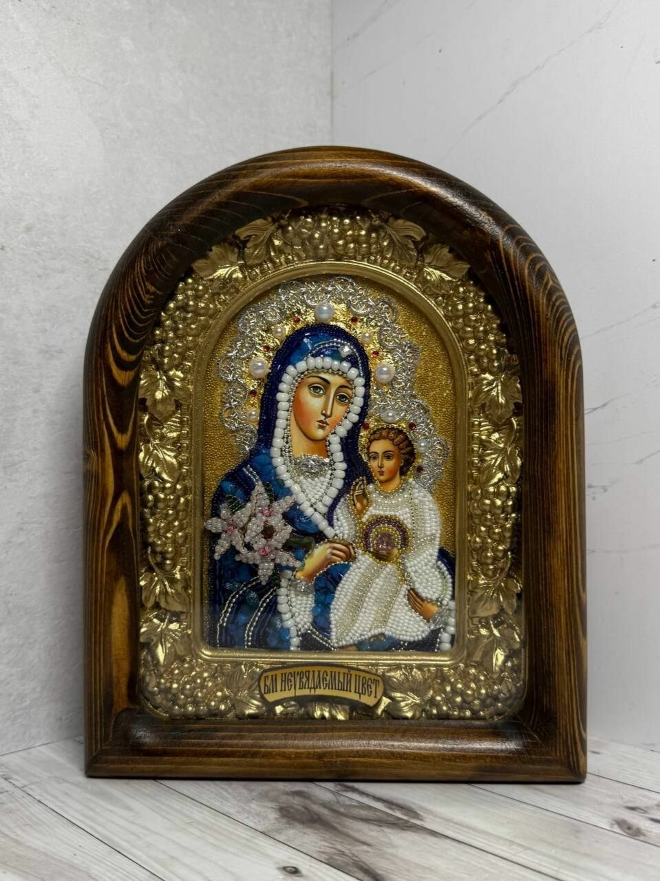 Икона Божьей Матери Неувядаемый цвет освященная на дереве с бисером дивеевская 23-19 см