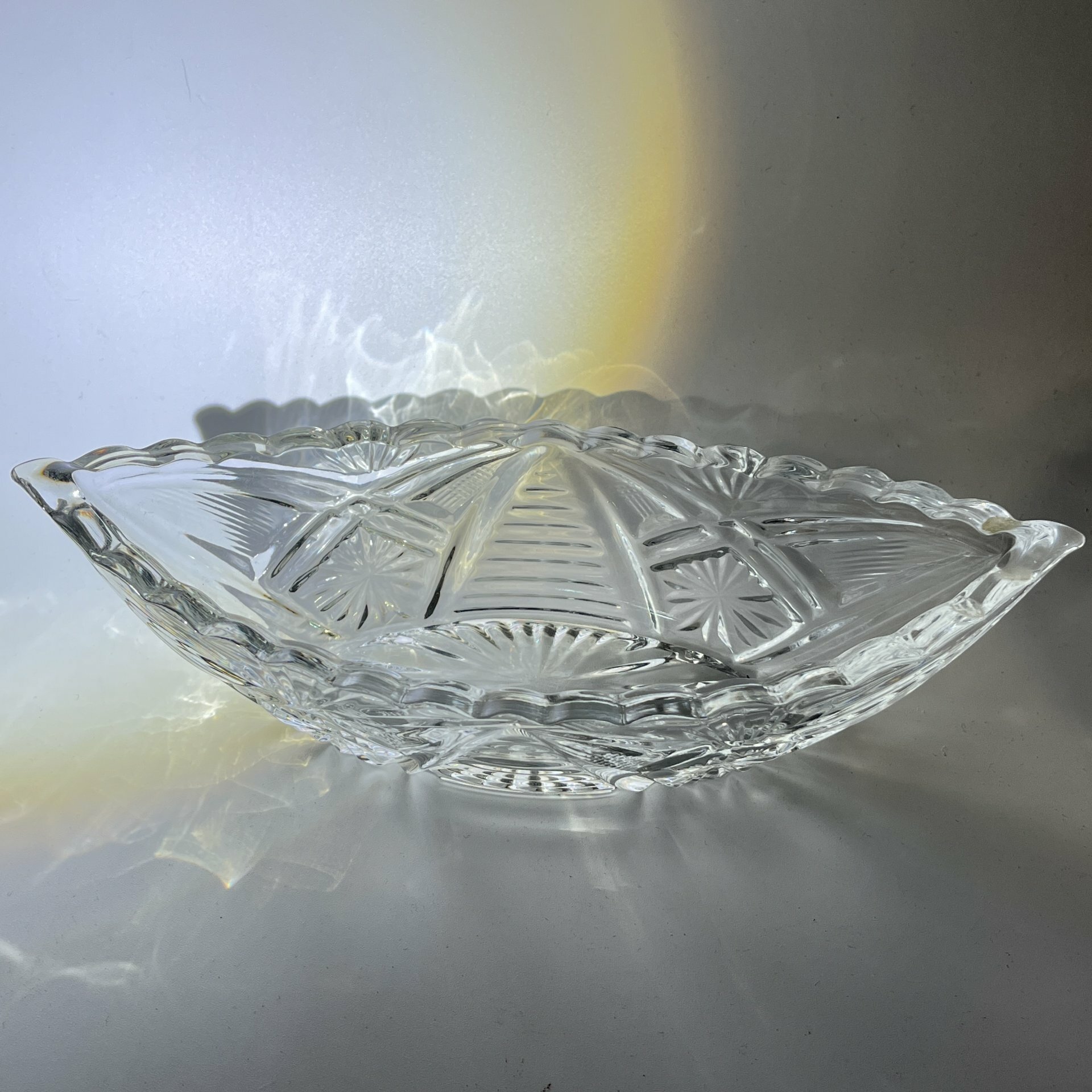 Салатник-ладья с геометрическим декором небольшого размера, хрусталь, пресс